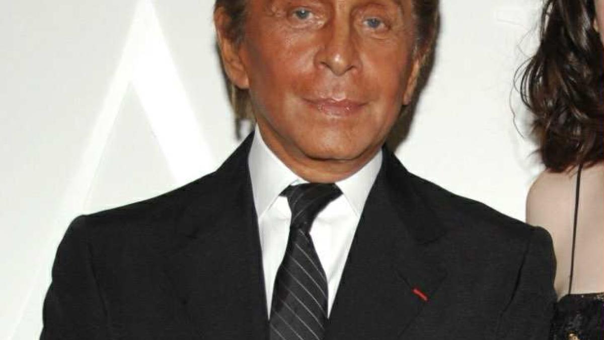 A murit designerul italian Valentino, icon al modei